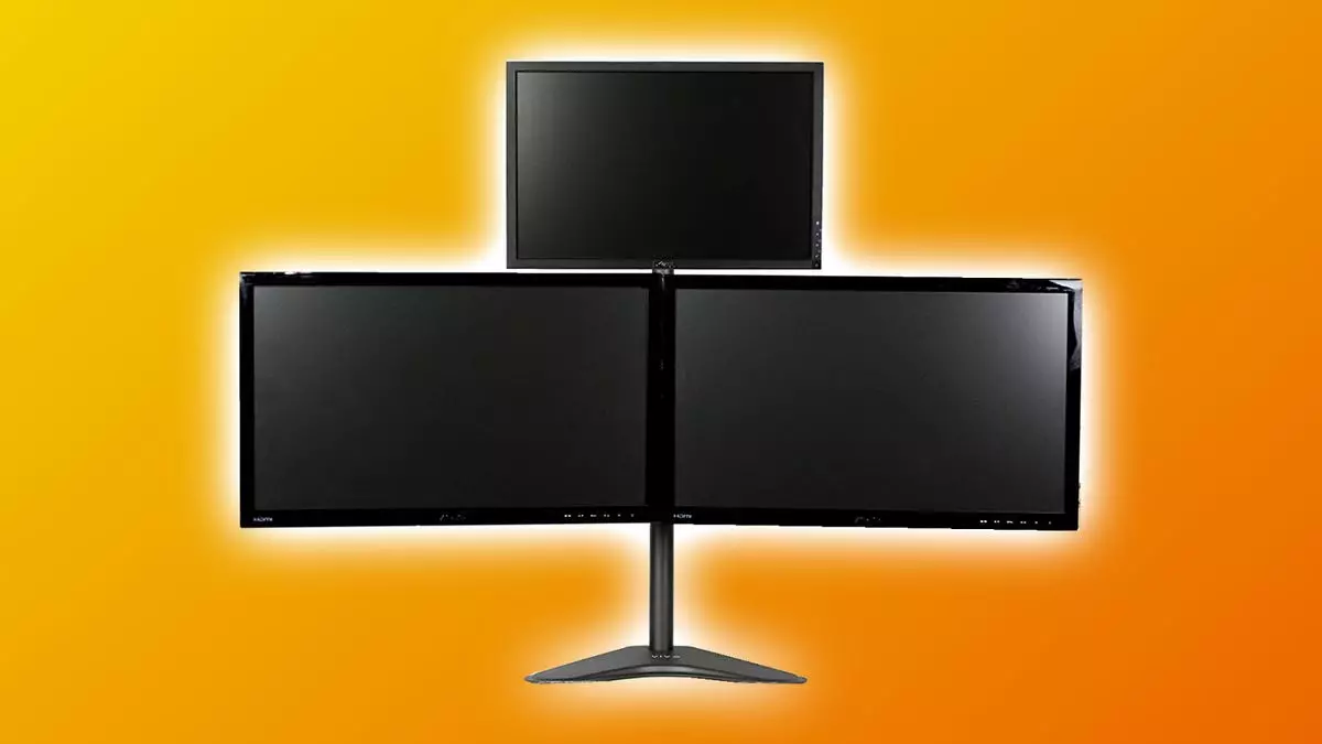 VIVO drievoudige monitor vrijstaande montage tegen oranje achtergrond