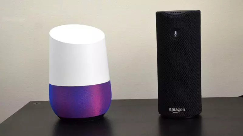 Ang Google Nagpadala Halos Sama Kadaghan sa mga Smart Speaker Sama sa Amazon Niining mga Adlaw