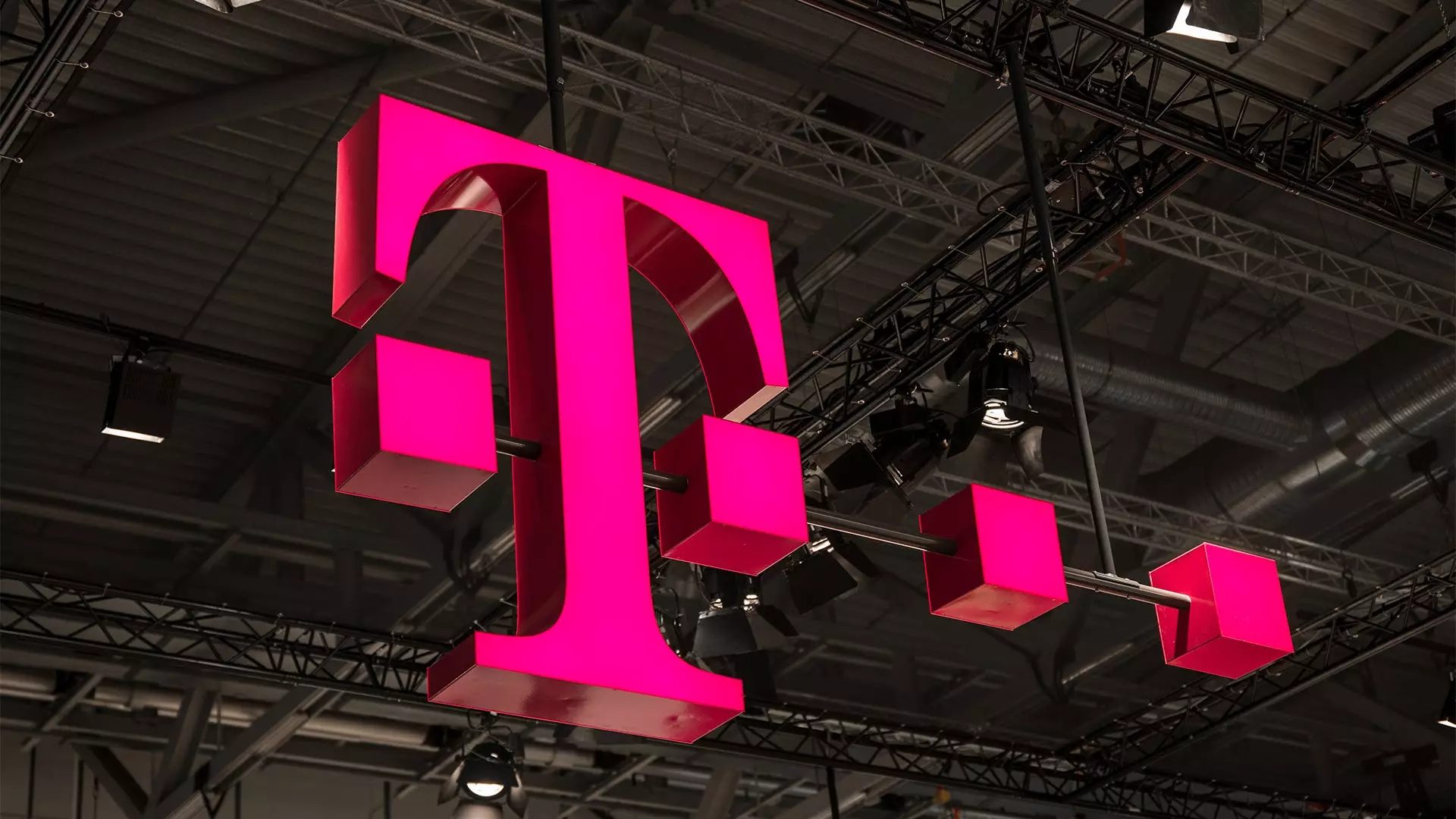 Ceannaigh T-Mobile Sprint Ar $26.5 Billiún, Má Faomhann an FCC