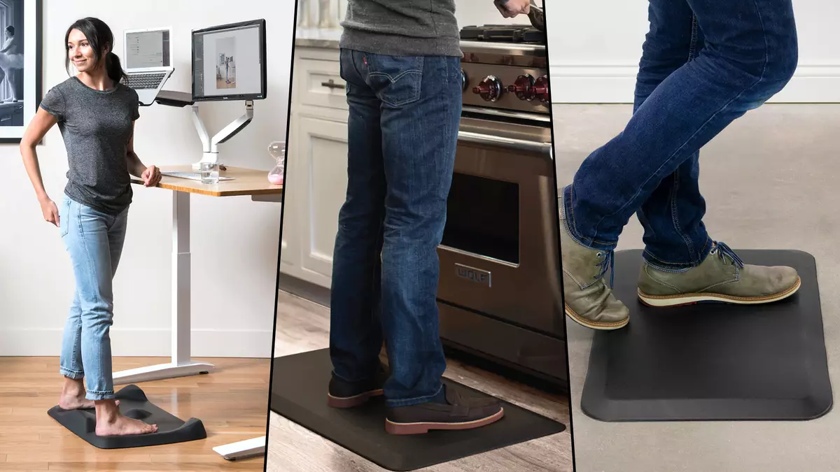 Tre personer som står på tre olika typer av stående skrivbordsmattor i hemmakontor och ett kök