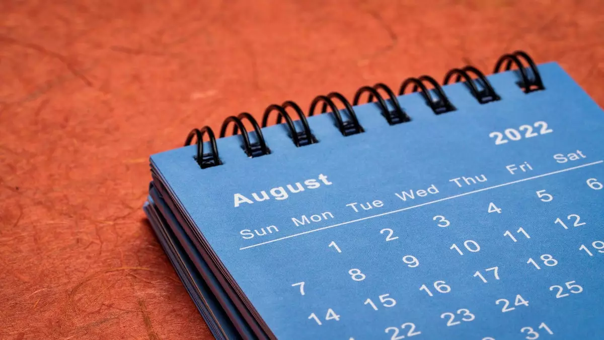 Zilais kalendārs pagriezās pret augusta mēnesi