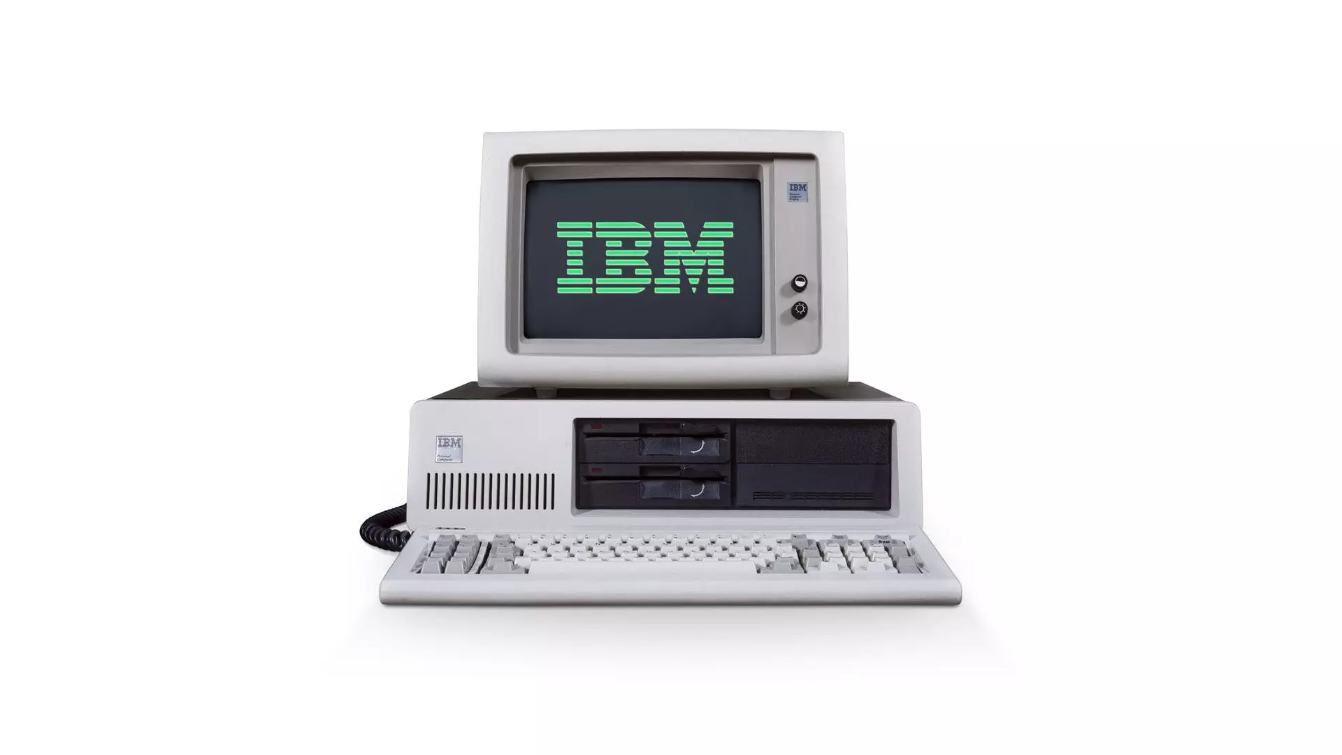 पांढर्‍या पार्श्वभूमीवर IBM 5160 वैयक्तिक संगणक