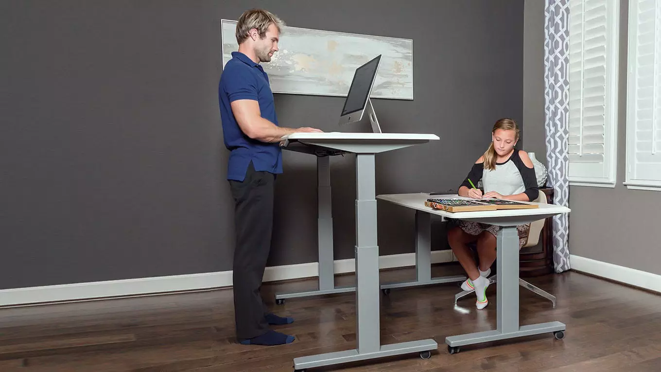 סקירת שולחן עמידה FlexiSpot: לשבת, לעמוד או אפילו לרכב