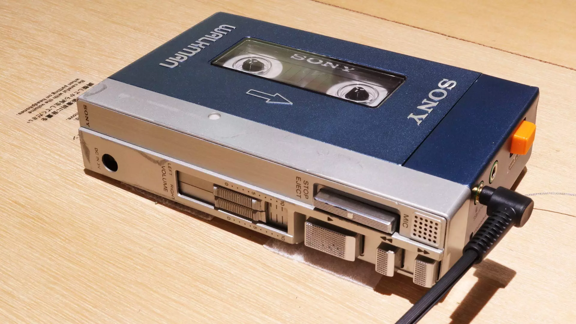 Ширээн дээрх Sony Walkman