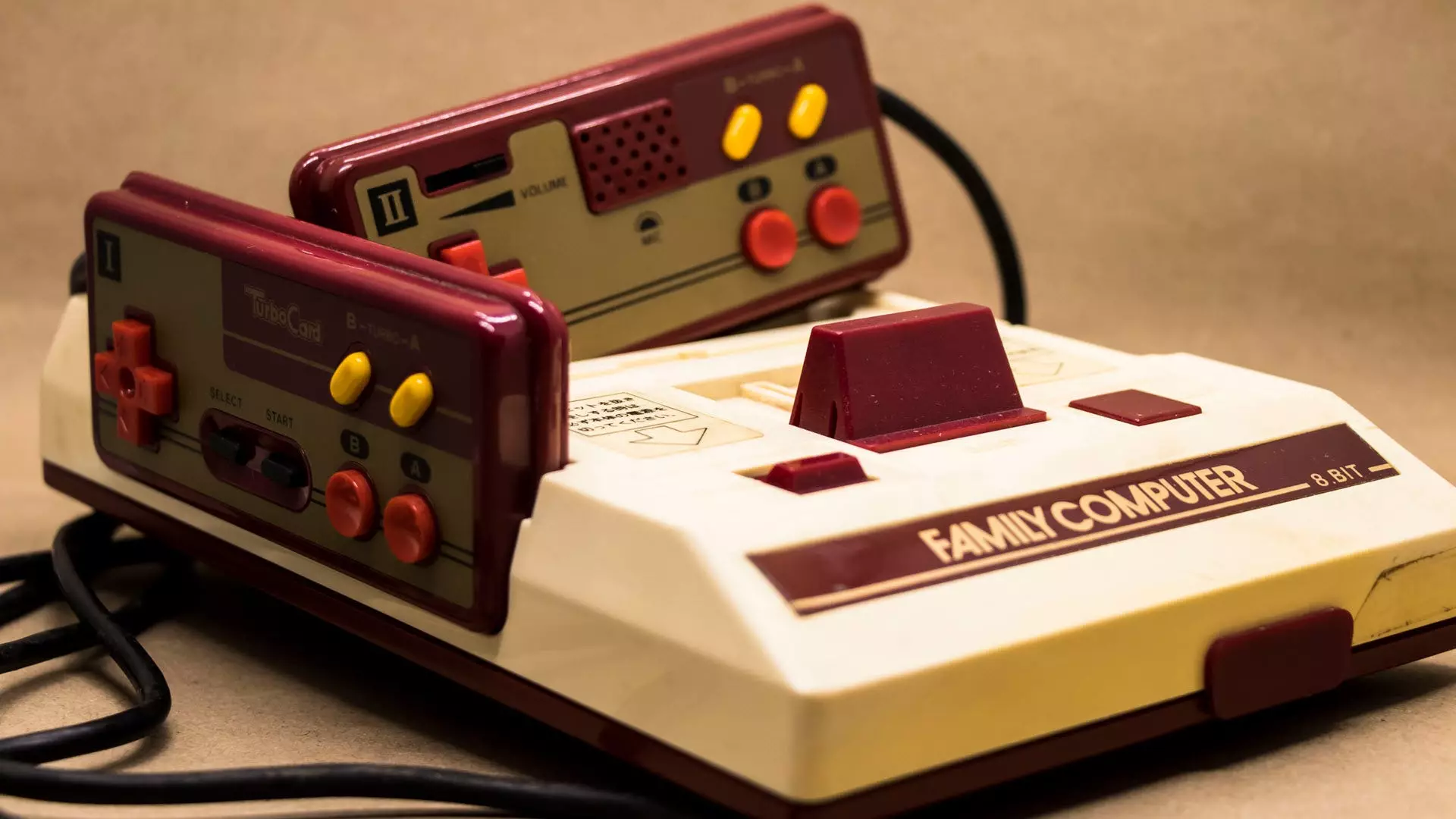 Um Nintendo Famicon com controlador de jogo