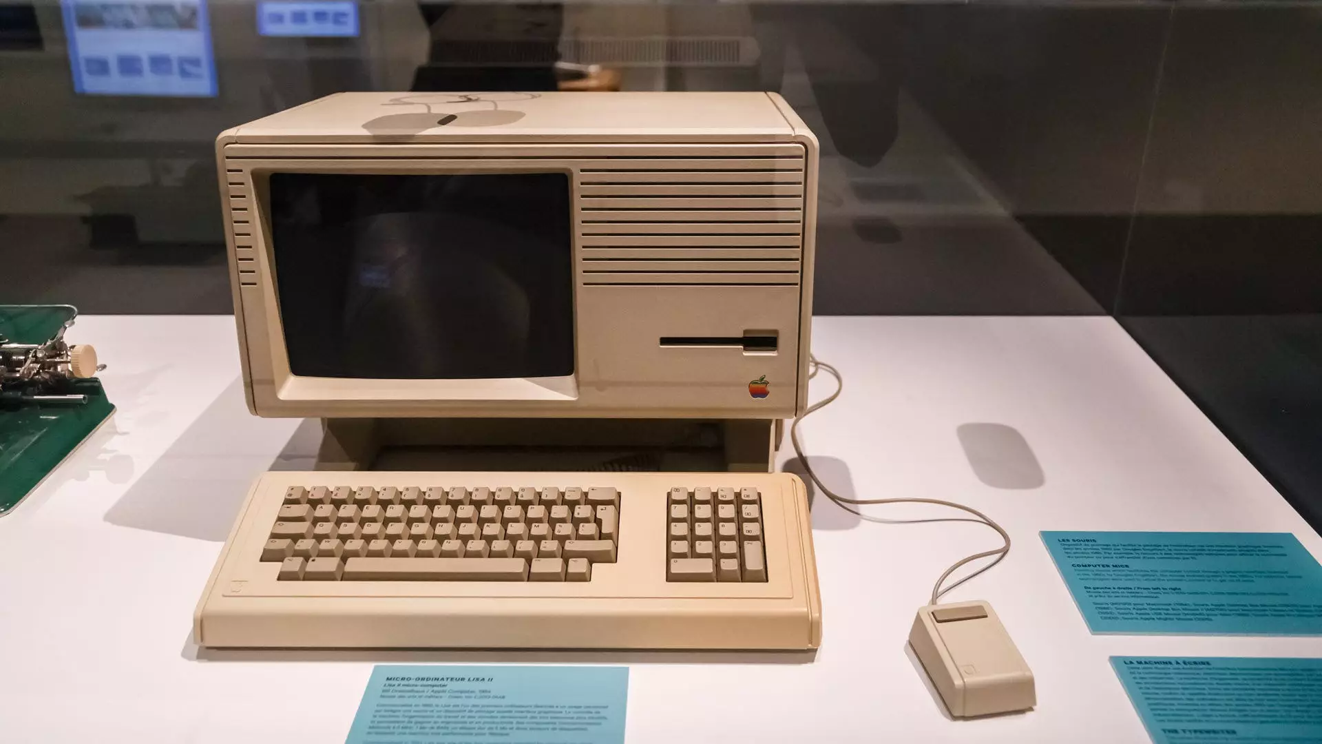 एक संग्रहालय में एक एप्पल लिसा कंप्यूटर