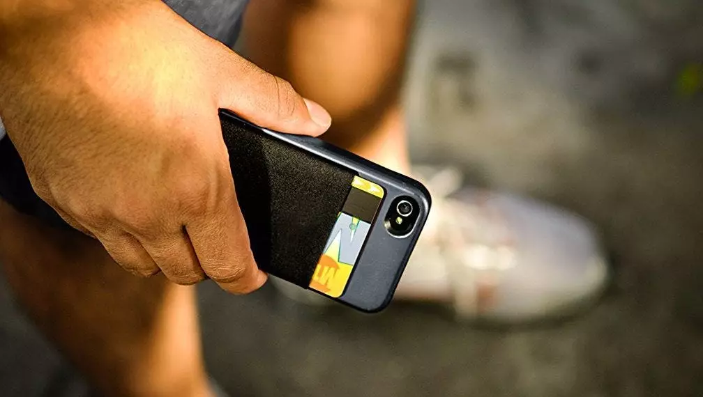 Претворете го вашиот iPhone во паричник со овие 5 футроли и додатоци