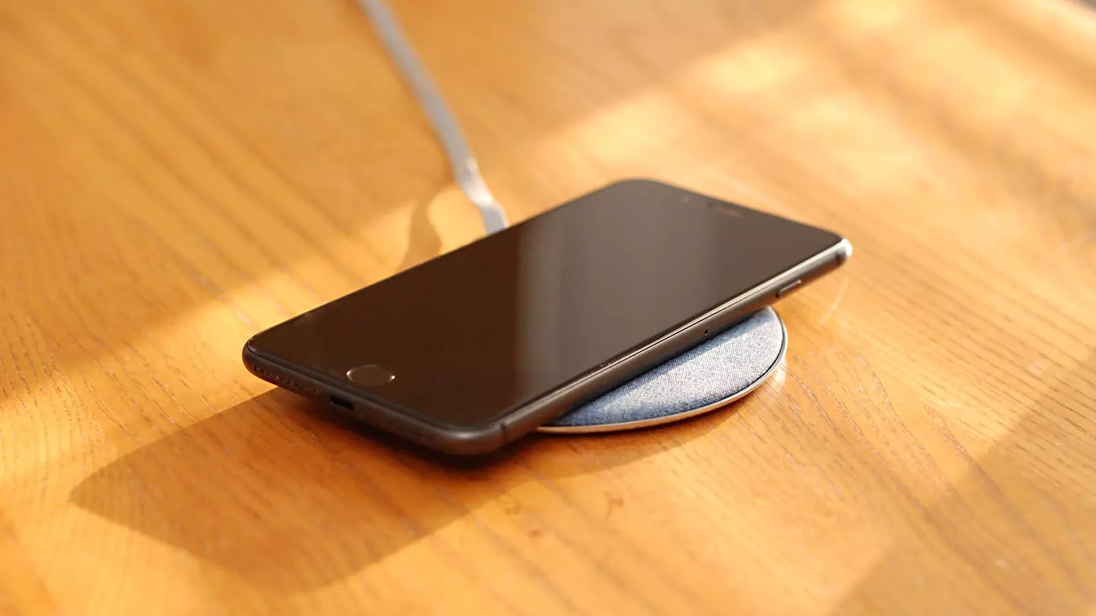 Aukey 10W Wireless Charger Degdeg ah: Xawaare Qi ah oo Xawli badan leh