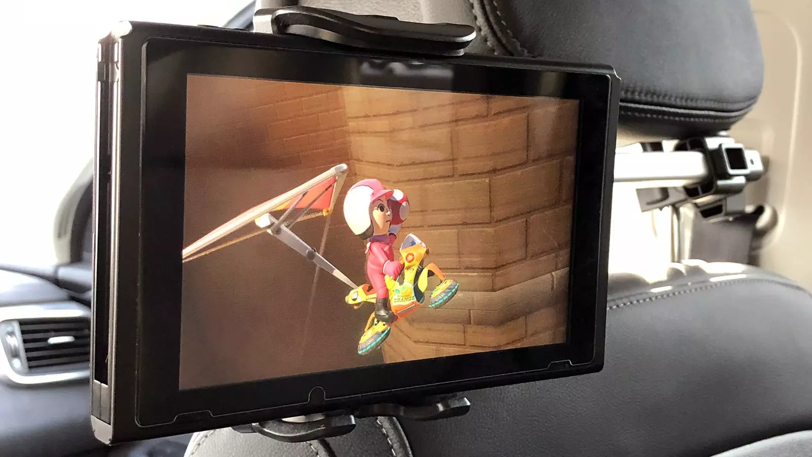 Adicione entretenimento instantâneo no banco traseiro ao seu carro com um suporte para tablet
