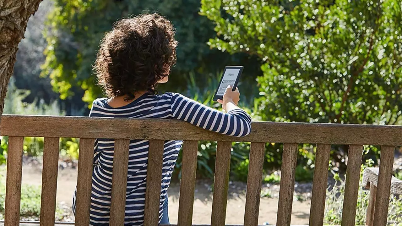 Το Kindle είναι δέκα ετών και η Amazon γιορτάζει με έκπτωση 30 $ σε μερικά μοντέλα