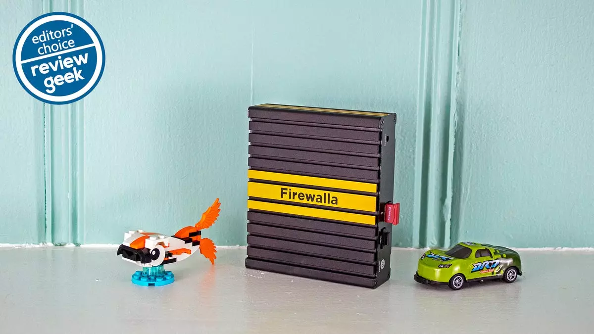 Un dispozitiv Firewalla Gold între un set LEGO și o mașină de jucărie