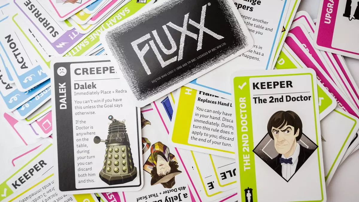 Өстәлдә 'Доктор Кем: Fluxx' картасы уены