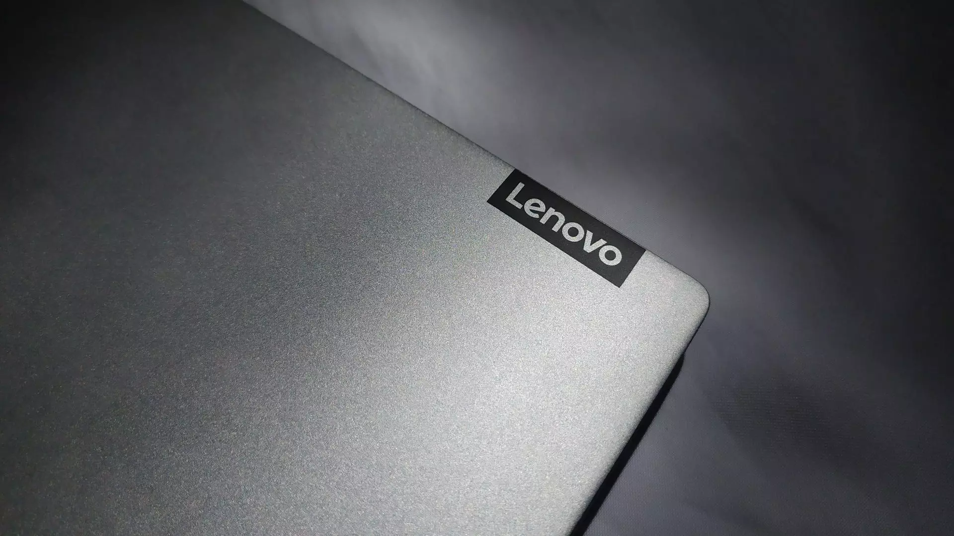 ما الفرق بين العديد من طرازات أجهزة الكمبيوتر المحمولة من Lenovo؟