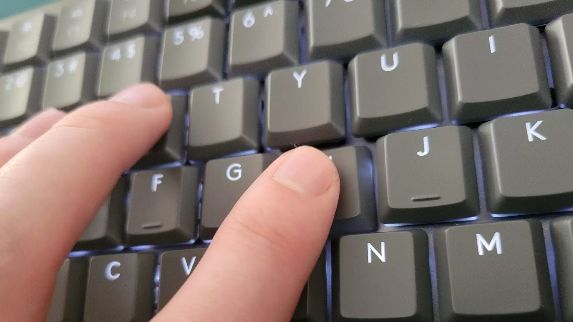 Finger, die auf einer mechanischen MX-Tastatur tippen