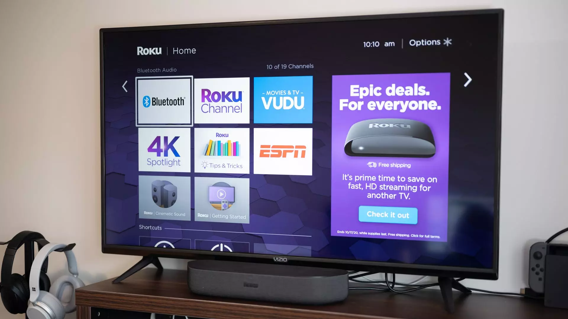 Ο Roku Streambar μπροστά από μια τηλεόραση