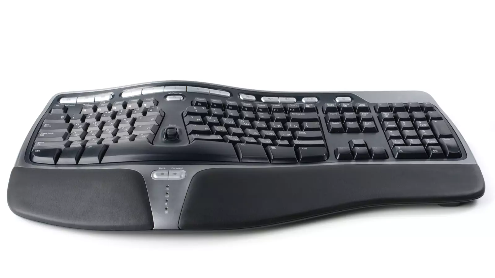 纯白色背景下的现代黑色人体工程学电脑键盘