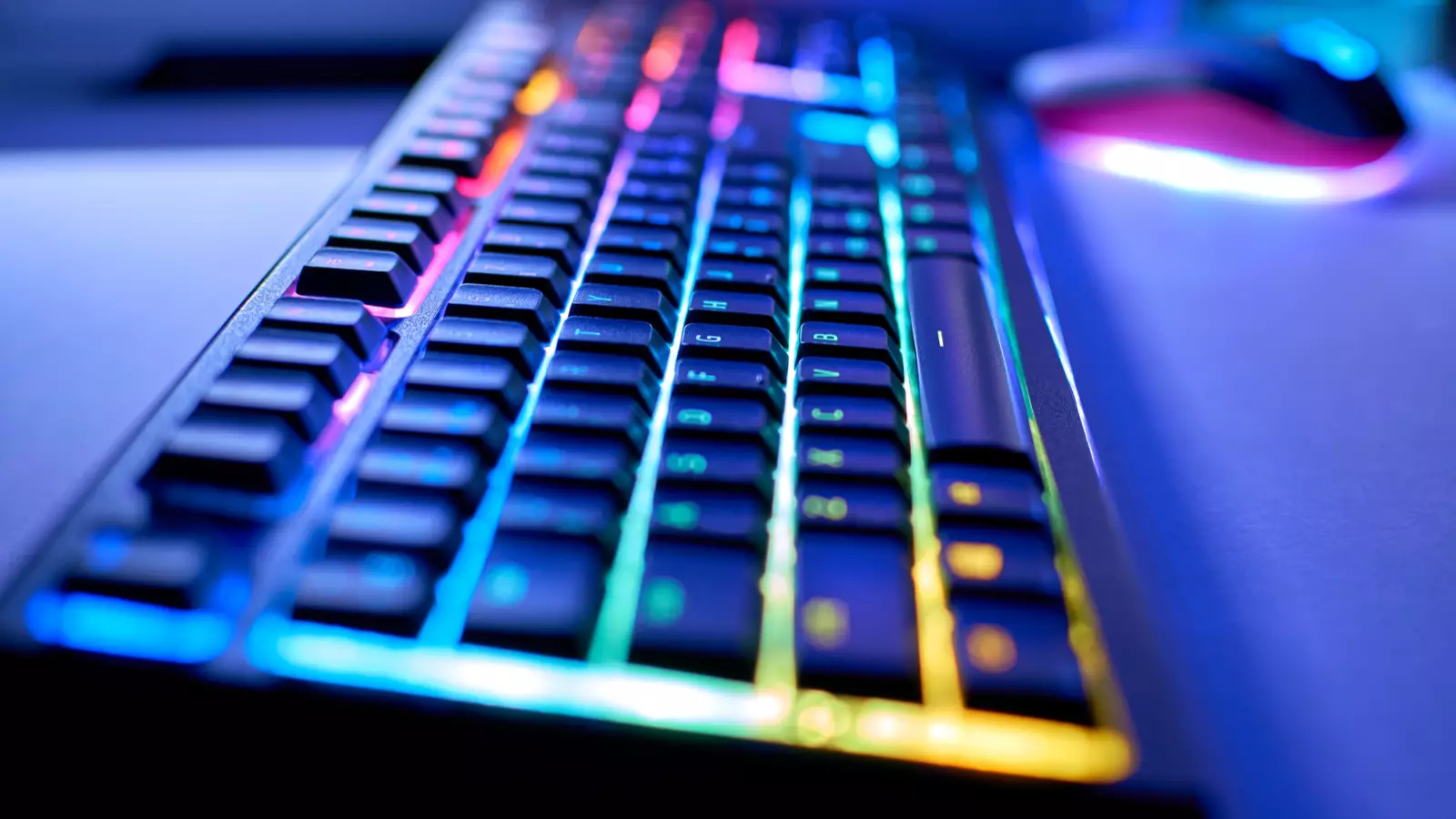 لوحة مفاتيح للألعاب مزودة بإضاءة RGB LED ، وخلفية غير واضحة ، وتركيز انتقائي ، وخوخية