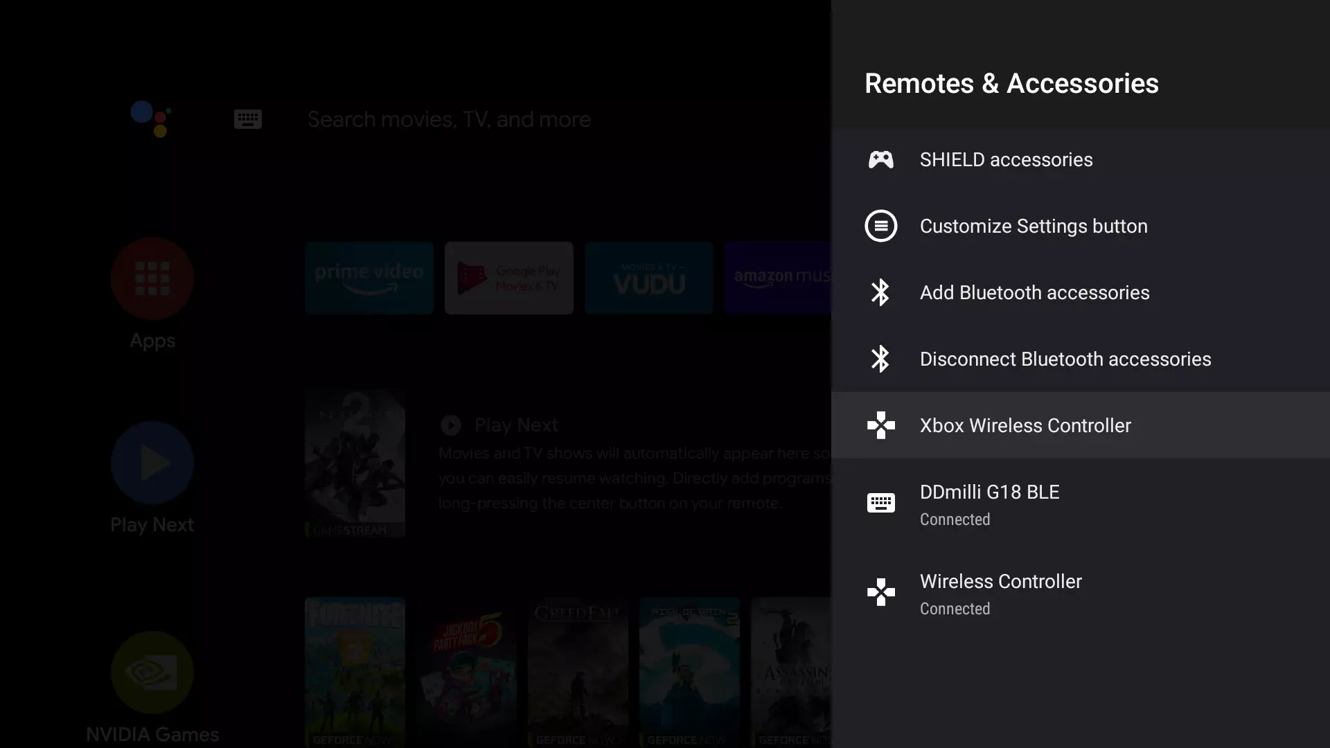 Televizorul SHIELD este conectat la un controler Xbox și PS4.