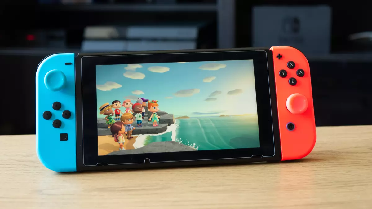 Console di gioco Nintendo Switch in casa con il gioco di animali che attraversano nuovi orizzonti sullo schermo