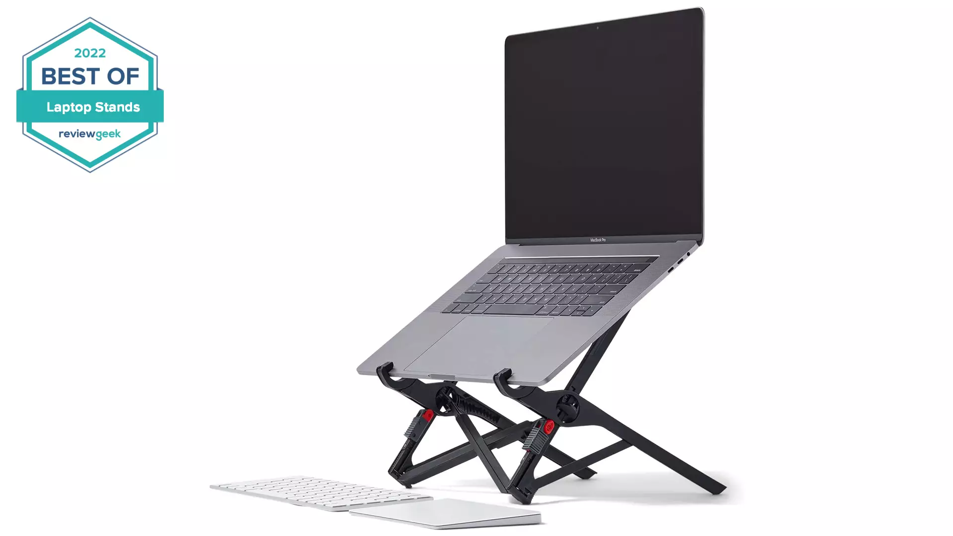 रोस्ट वी3 लैपटॉप स्टैंड एक खुले लैपटॉप को पकड़े हुए है, और एक कीबोर्ड के बगल में