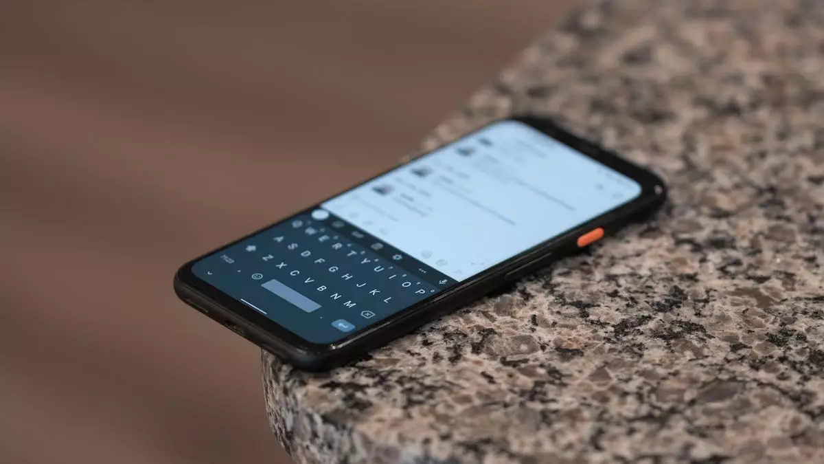 Gboard کی بورڈ ایپ کے ساتھ Google Pixel فون کھلا ہے۔