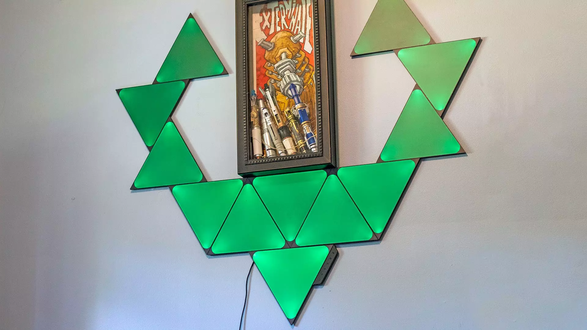 مجموعه ای از مثلث ها روی دیوار، سبز درخشان
