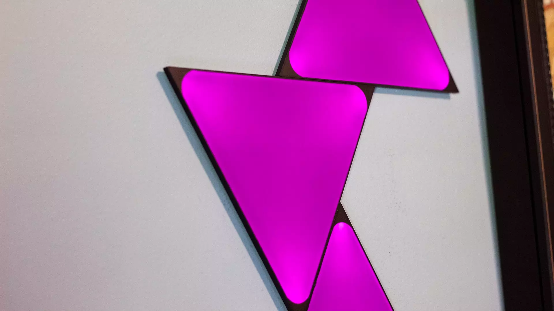 Một tập hợp các hình tam giác trên tường phát sáng màu tím
