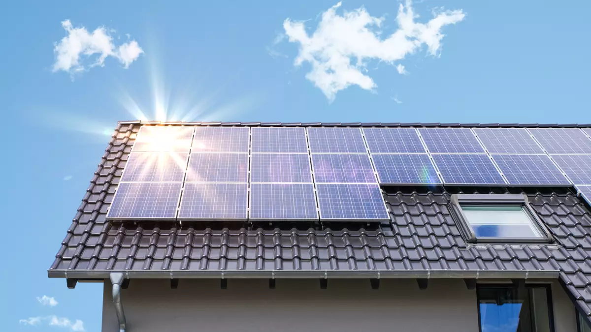 Solcellepaneler på et hustak i sollys