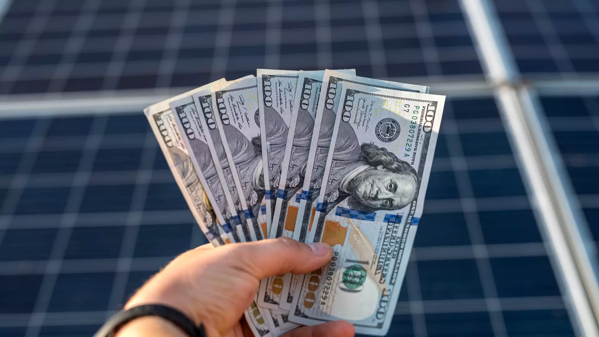 Painéis solares e uma pilha de dinheiro