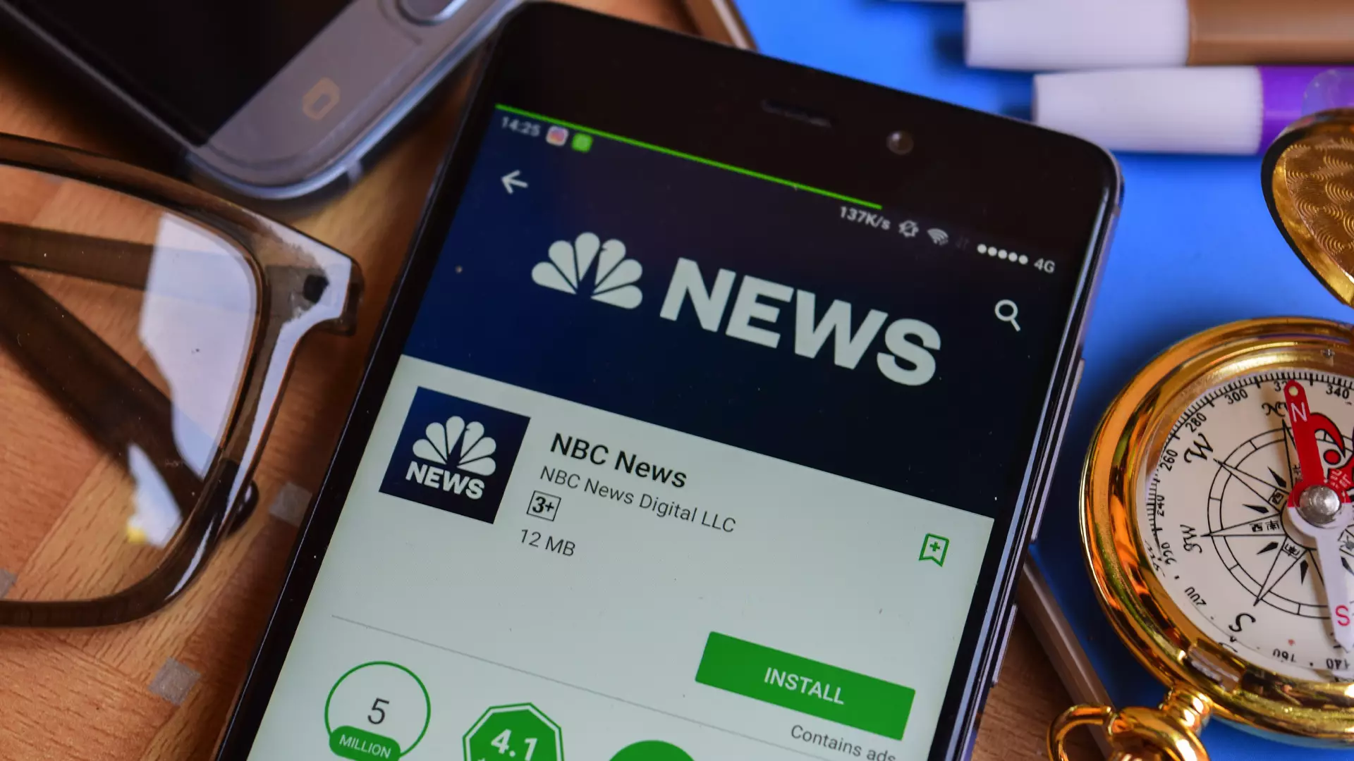 Програма новин NBC на смартфоні.