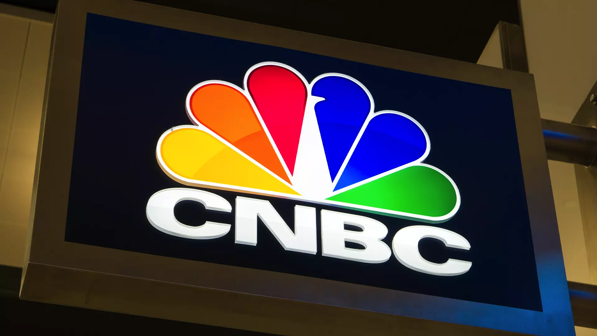 Logo CNBC di papan besar.