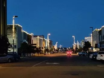 OnePlus 9 Pro カメラ サンプル: 望遠レンズで撮影した夜の街並み