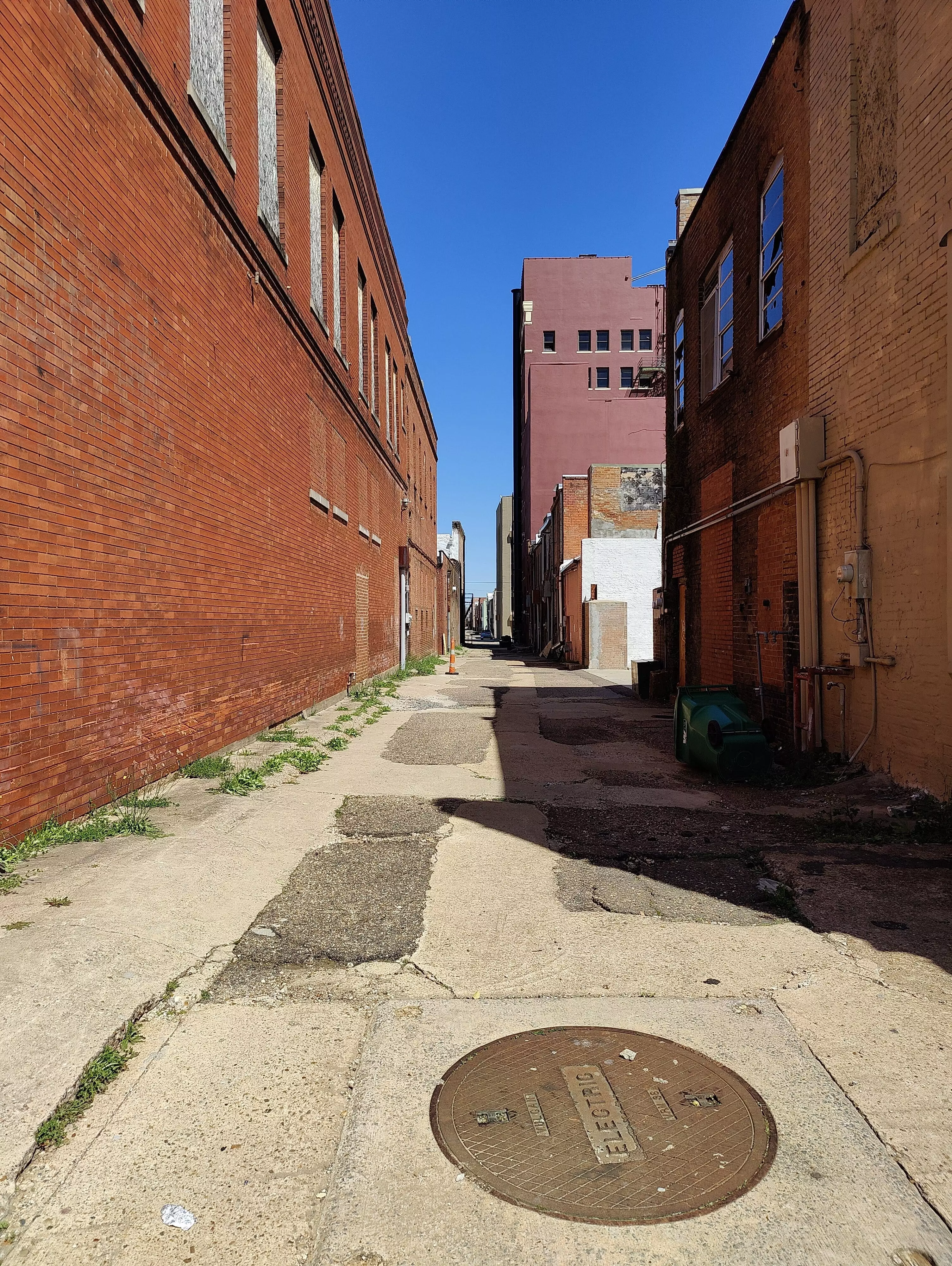 „OnePlus 9 Pro“ fotoaparato pavyzdys: gatvelėje, nufotografuota pagrindine kamera
