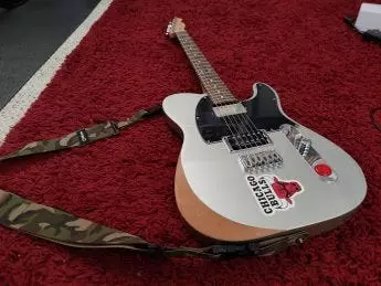 Mostra da cámara OnePlus 9 Pro: unha guitarra Fender Telecaster sobre unha alfombra vermella, tomada coa cámara principal con pouca luz interior