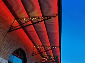 Esempio di fotocamera OnePlus 9 Pro: un'inquadratura all'aperto in condizioni di scarsa illuminazione di una tenda da sole con luci rosse