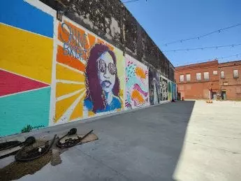 Contoh Kamera OnePlus 9 Pro: Bidikan mural dengan lensa ultra lebar
