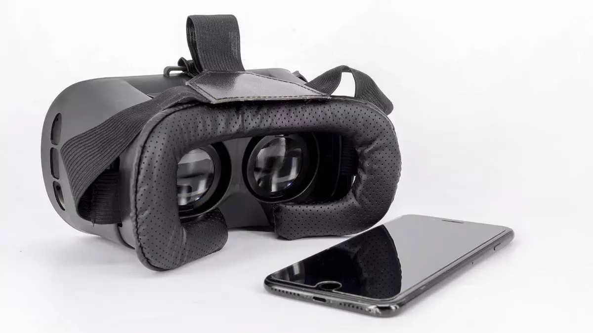 Телефон на Apple во близина на VR слушалки