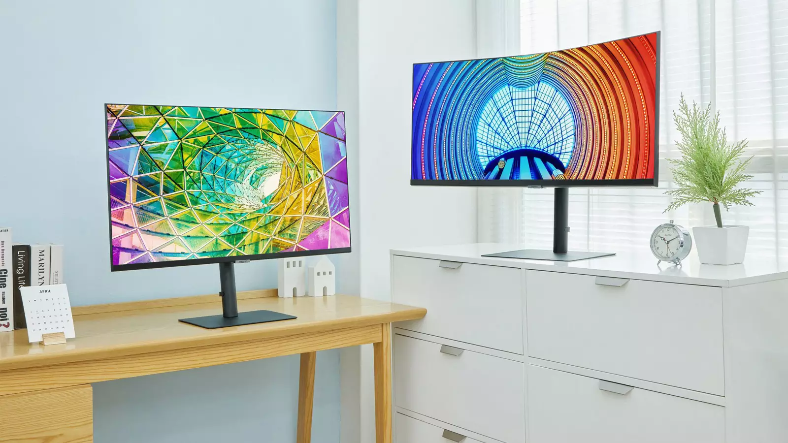 Twee nuwe Samsung-monitors op 'n hout lessenaar en metaal liasseerkas