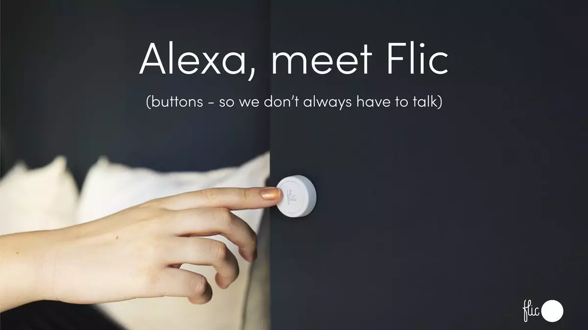 Un bottone bianco con il logo Flic in una camera da letto.