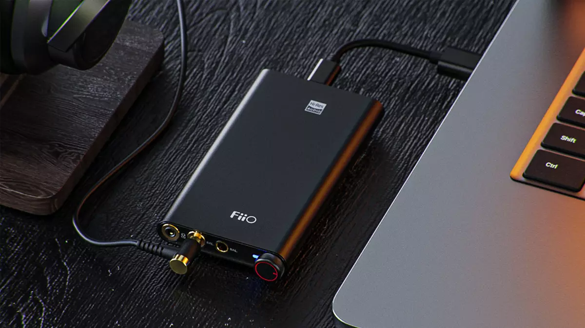 USB-C bilen FiiO Q3 göçme nauşnik güýçlendiriji.