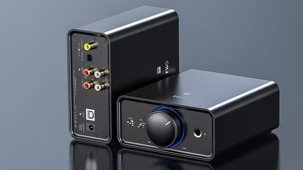 De FiiO K5 Pro met USB en analoge aansluitmogelijkheden.