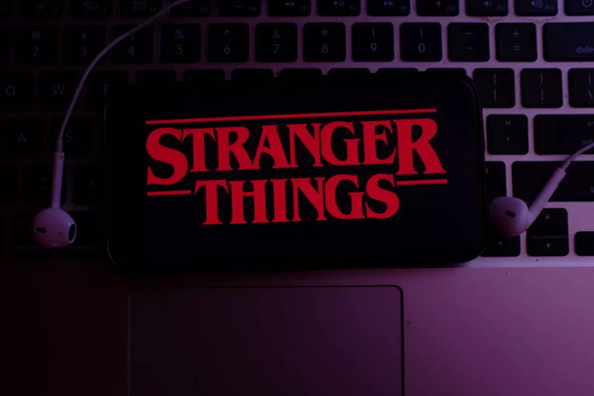 Logotips “Strange Things” blakus austiņu komplektam