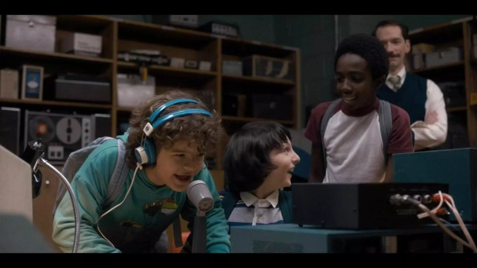 Na primeira tempada, os nenos de Stranger Things utilizaron un radioafeccionado Heathkit na sala do club audiovisual (AV) para contactar con Will in the Upside Down coa axuda de Eleven.