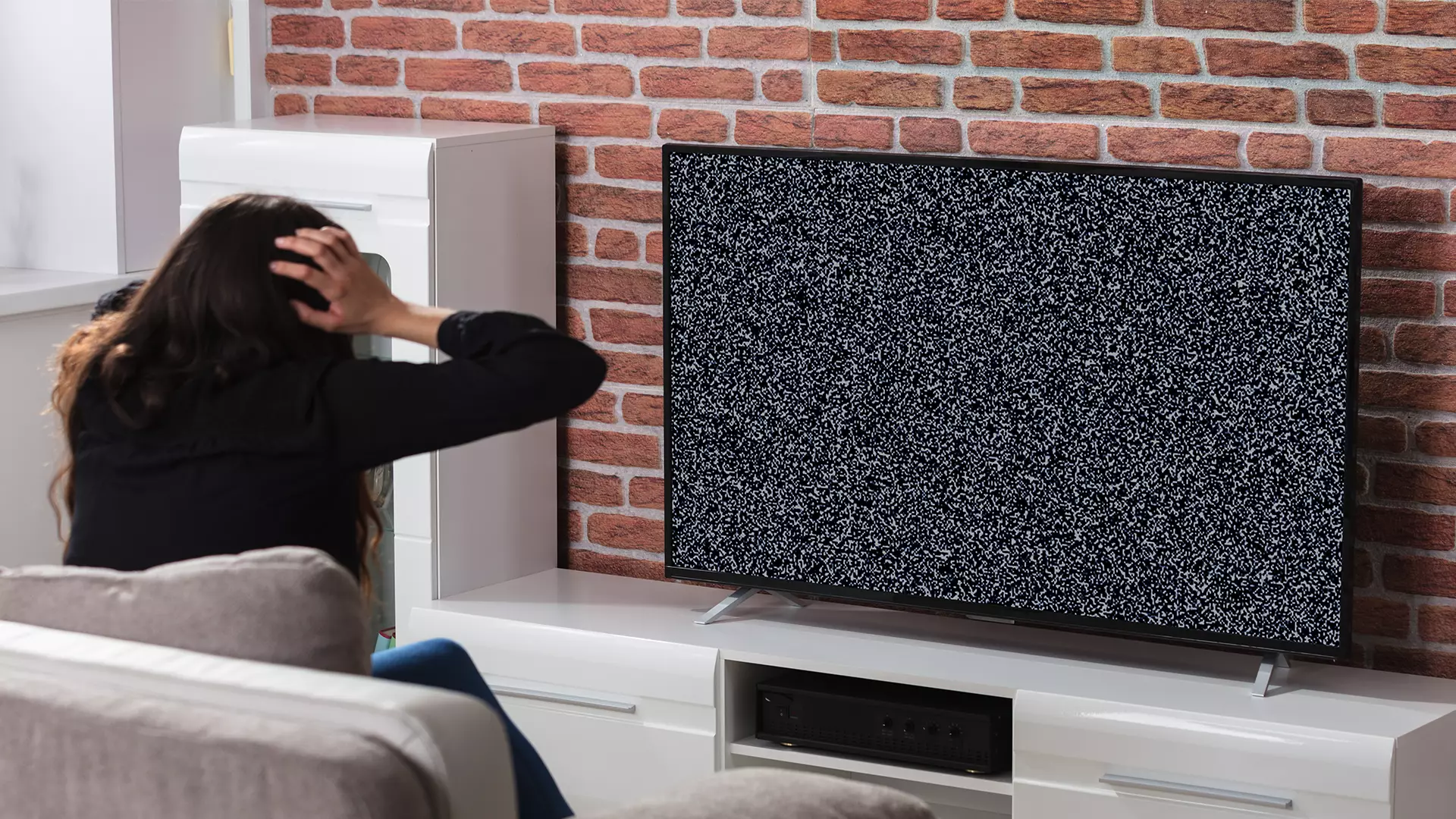 Kobieta wścieka się na swój inteligentny telewizor.