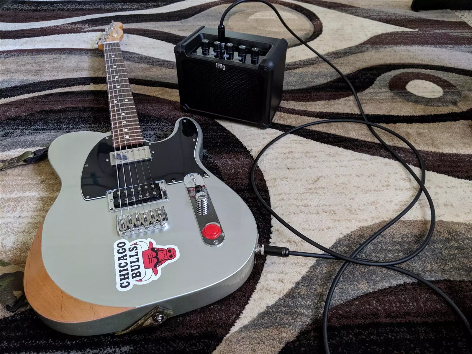 定制的 Fender Telecaster 旁邊的 iRig Micro Amp