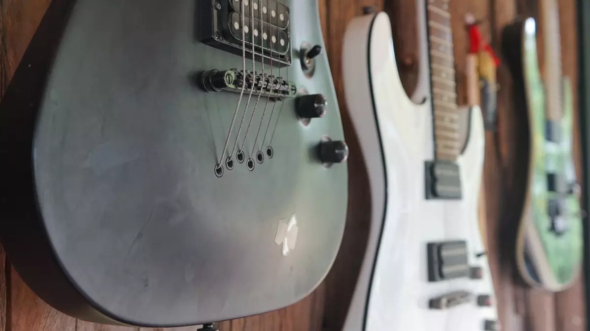 kitara elektrike të montuara në mur