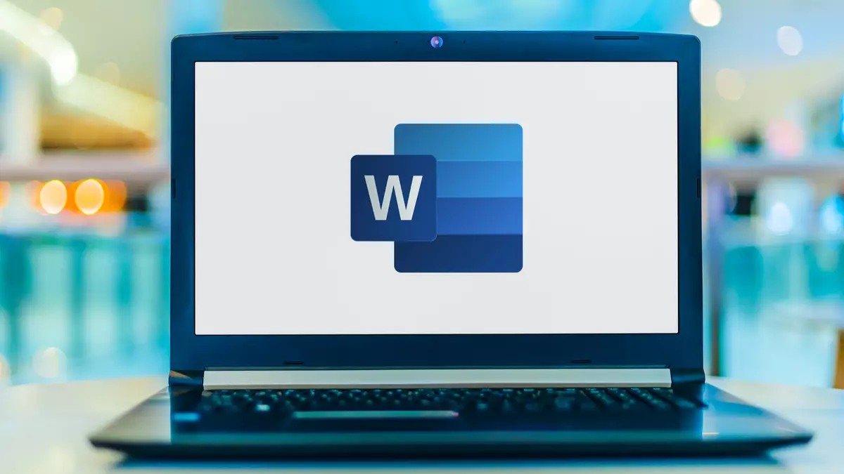 Òdinatè laptop ki montre logo Microsoft Word, yon processeur tèks devlope pa Microsoft