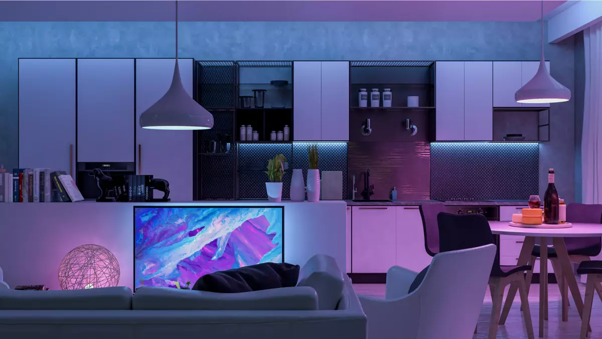 غرفة جلوس حديثة بأضواء ذكية ملونة تضيءها