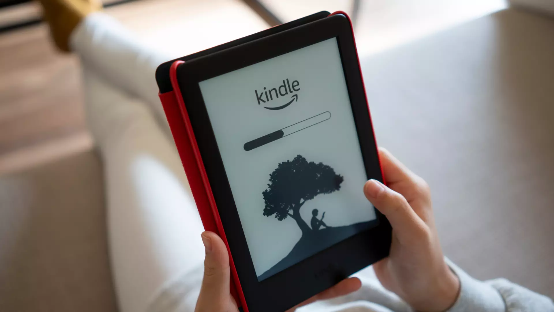 Krupni plan logotipa Kindle i trake napretka koji se vidi na čitaču e-knjiga Amazon Kindle.