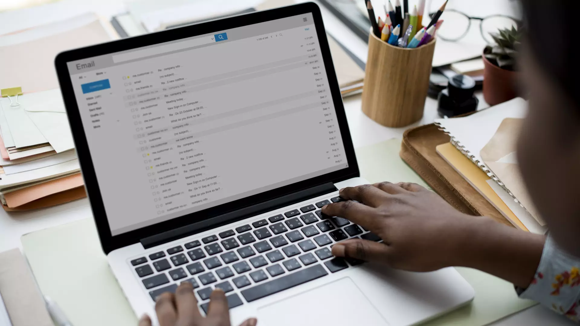 Личное использование ноутбука для отправки файлов по электронной почте за столом